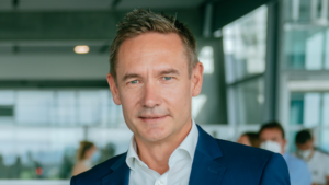 First Lufthansa 'Dreamliner' Lands in Frankfurt - ittn.ie